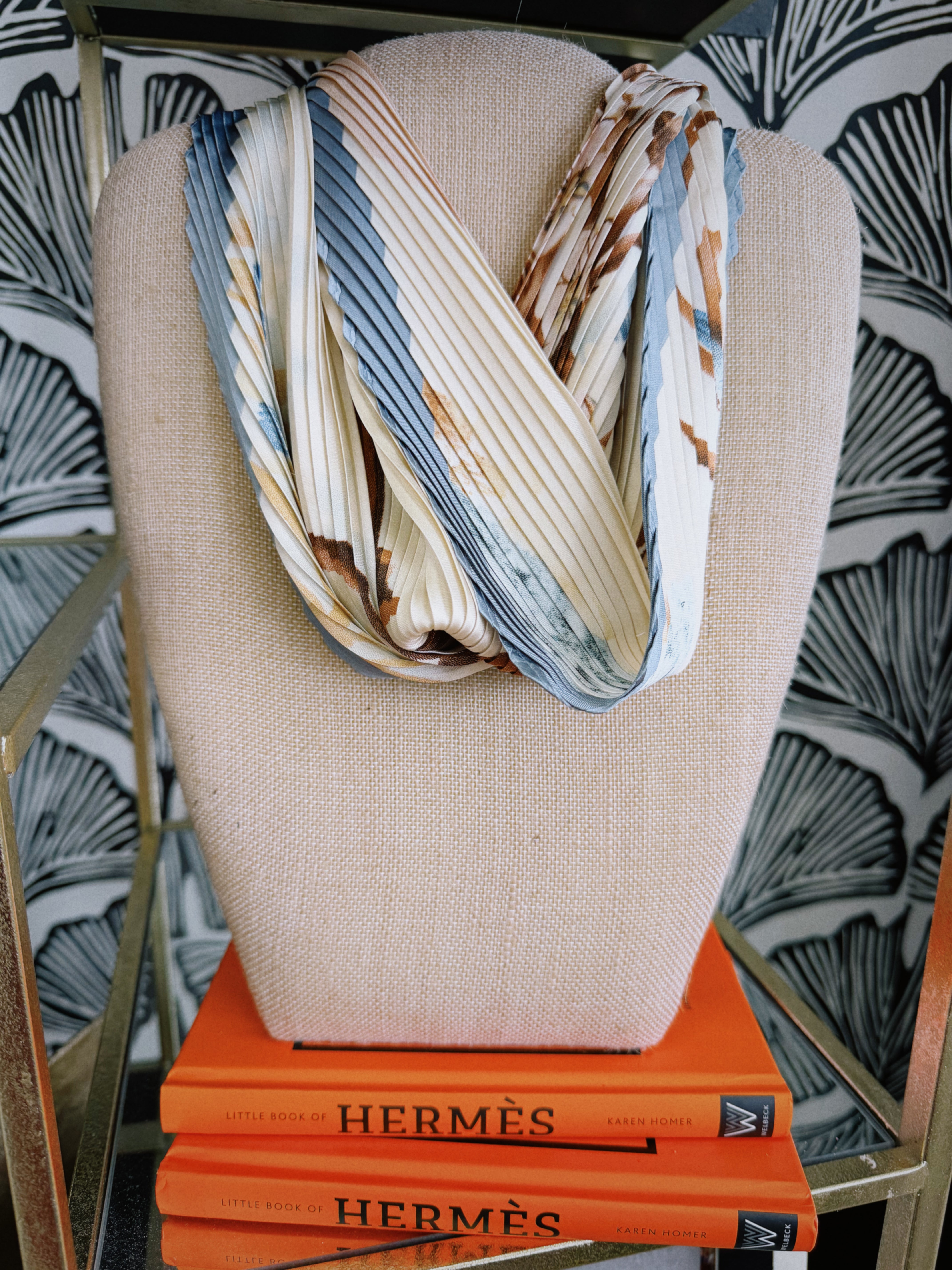 The Classic Chic Scarf – Fashionably Fitted by Trin